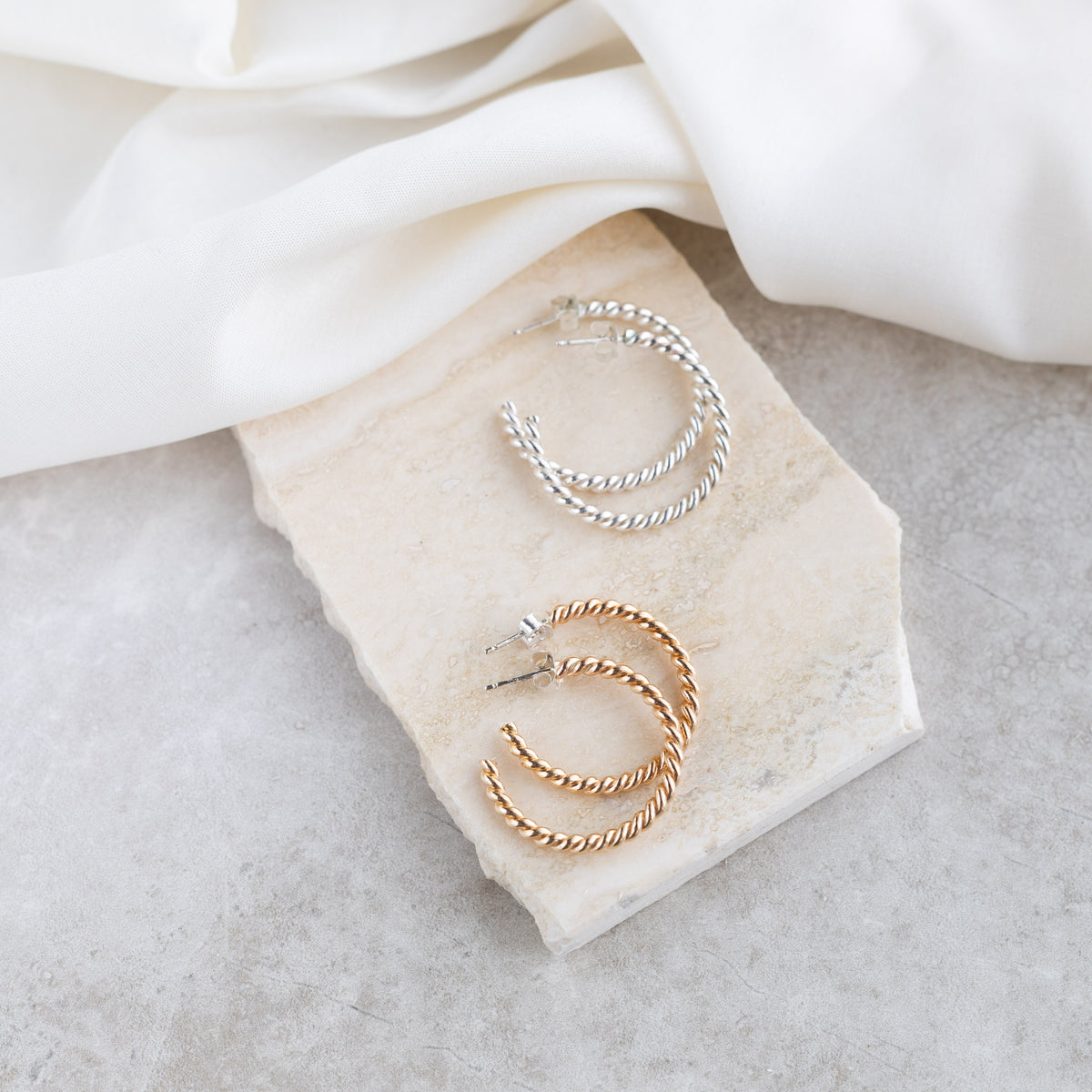Thick Twist Hoops – mjöll